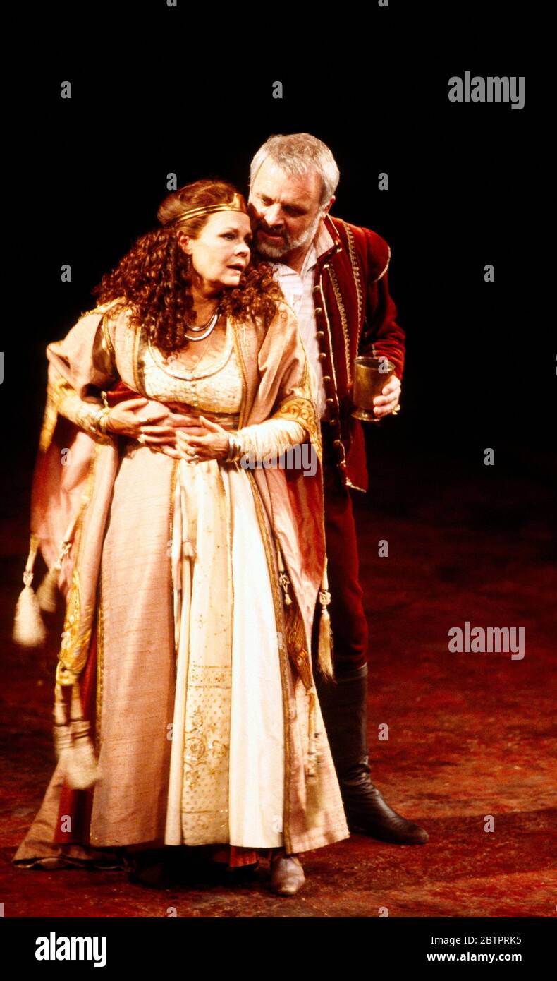 Judi Dench (Cleopatra), Anthony Hopkins (Mark Antony) in ANTONY AND ...