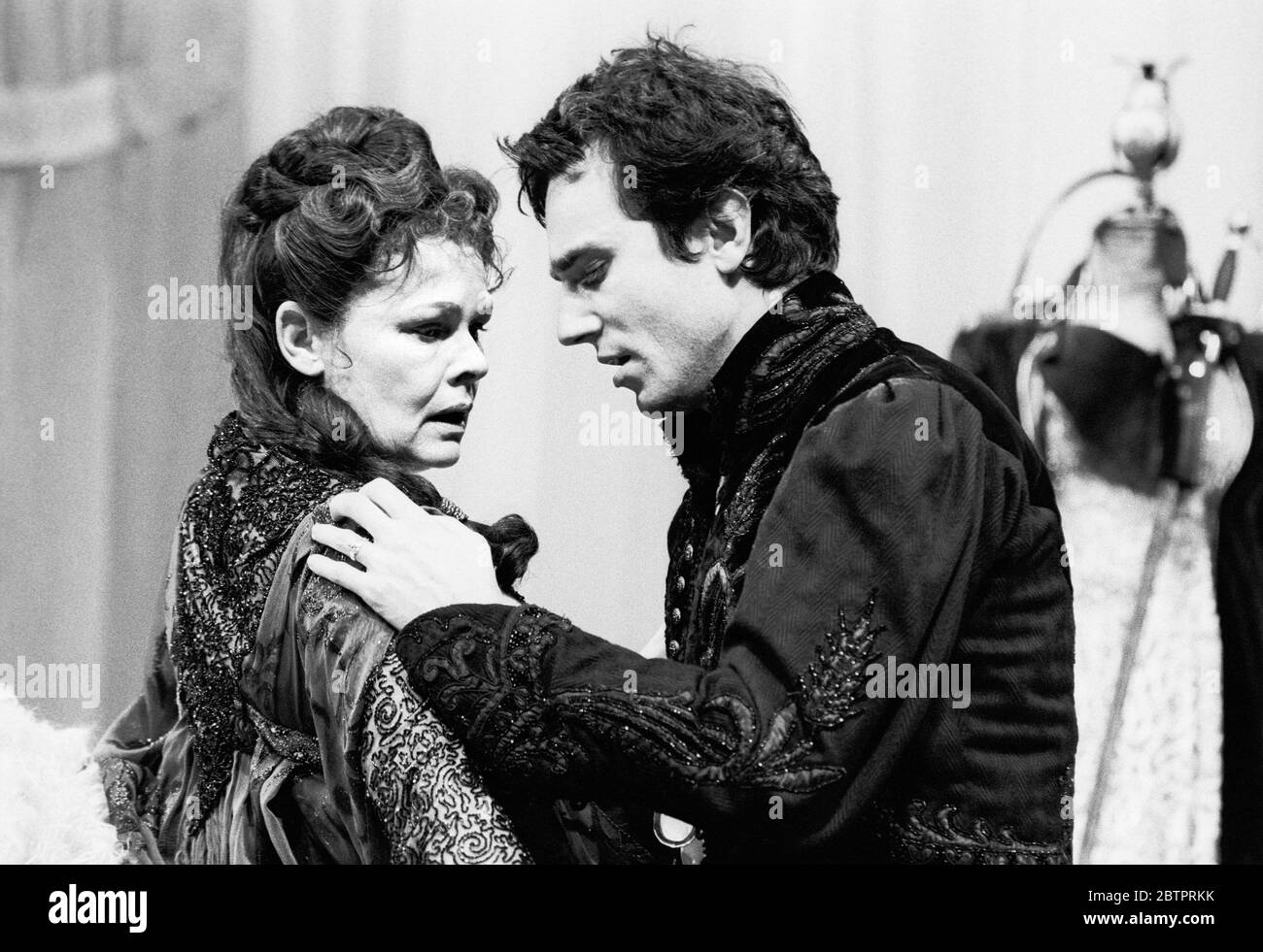 Judi dench shakespeare hamlet Black and White Stock Photos & Images - Alamy