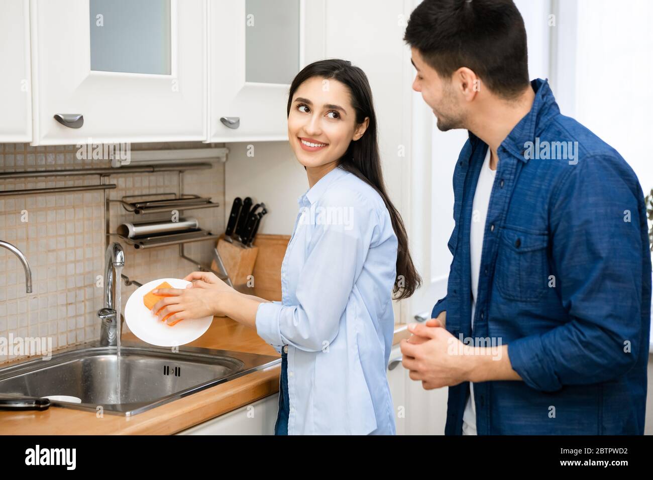 Washing dishes by hand hi-res stock photography and images - Alamy