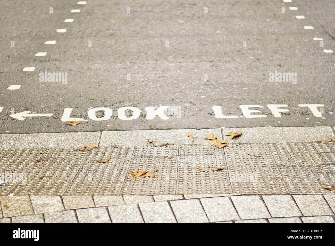 Look left sign hi-res stock photography and images - Alamy