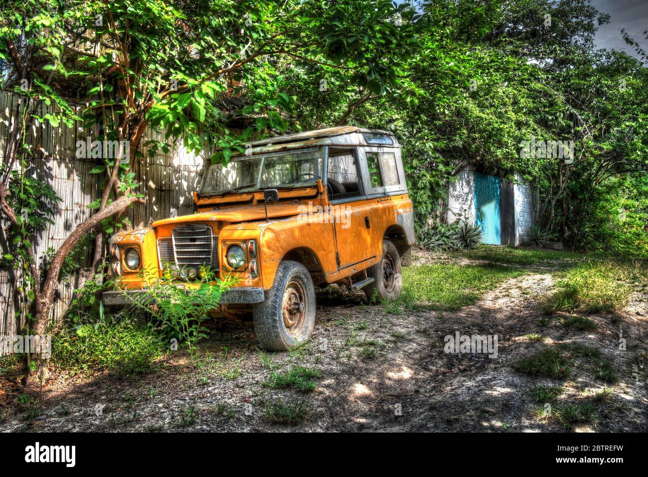 OLd yellow broken jeep Stock Photo - Alamy