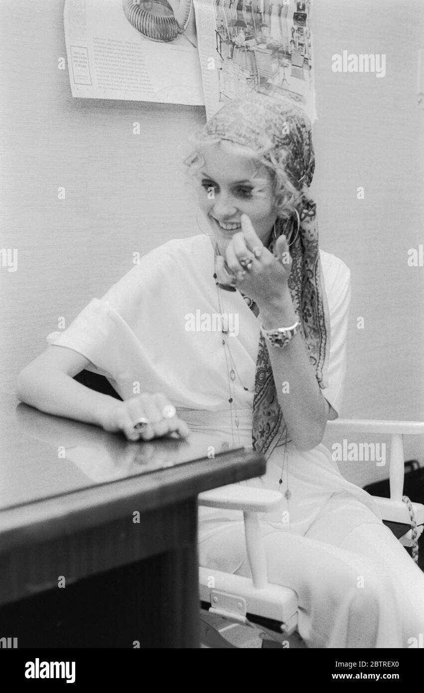 Twiggy 1968 hi-res stock photography and images - Alamy