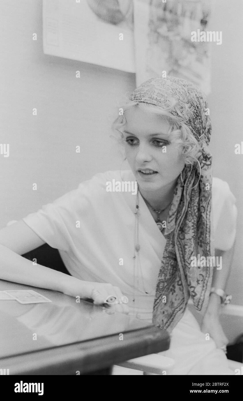 Twiggy 1968 hi-res stock photography and images - Alamy