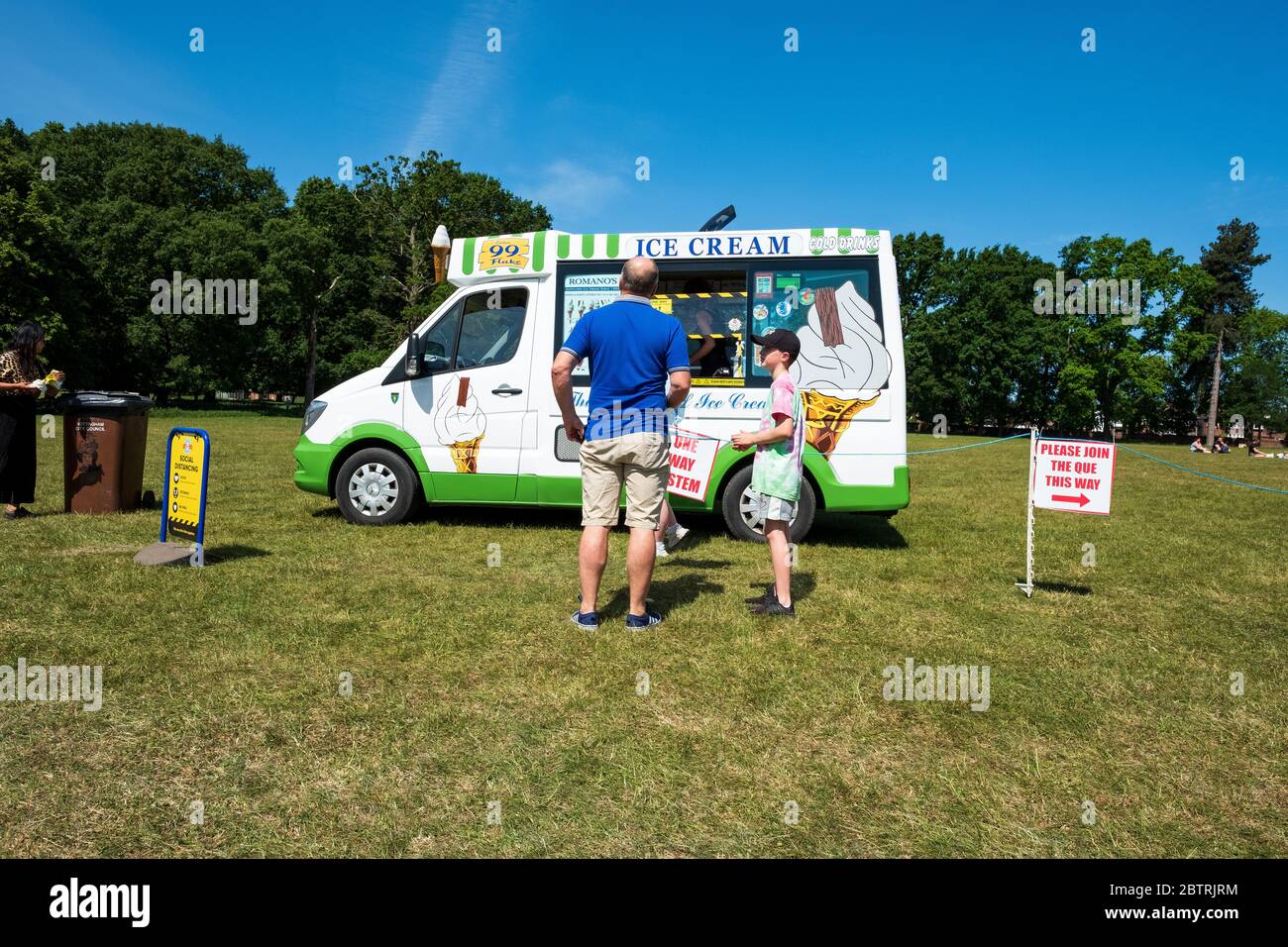 Ice cream van public park hi-res stock photography and images - Alamy