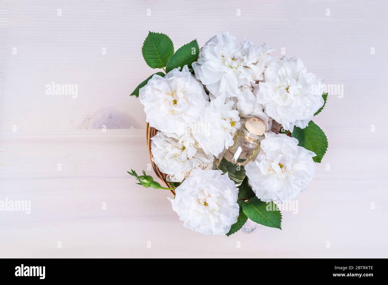 Roses in basket hi-res stock photography and images - Alamy