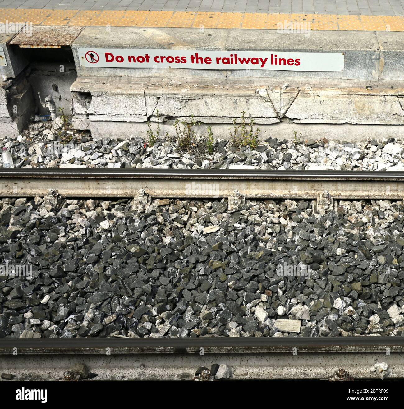 Text Do not cross the railway lines in the train station Stock Photo ...