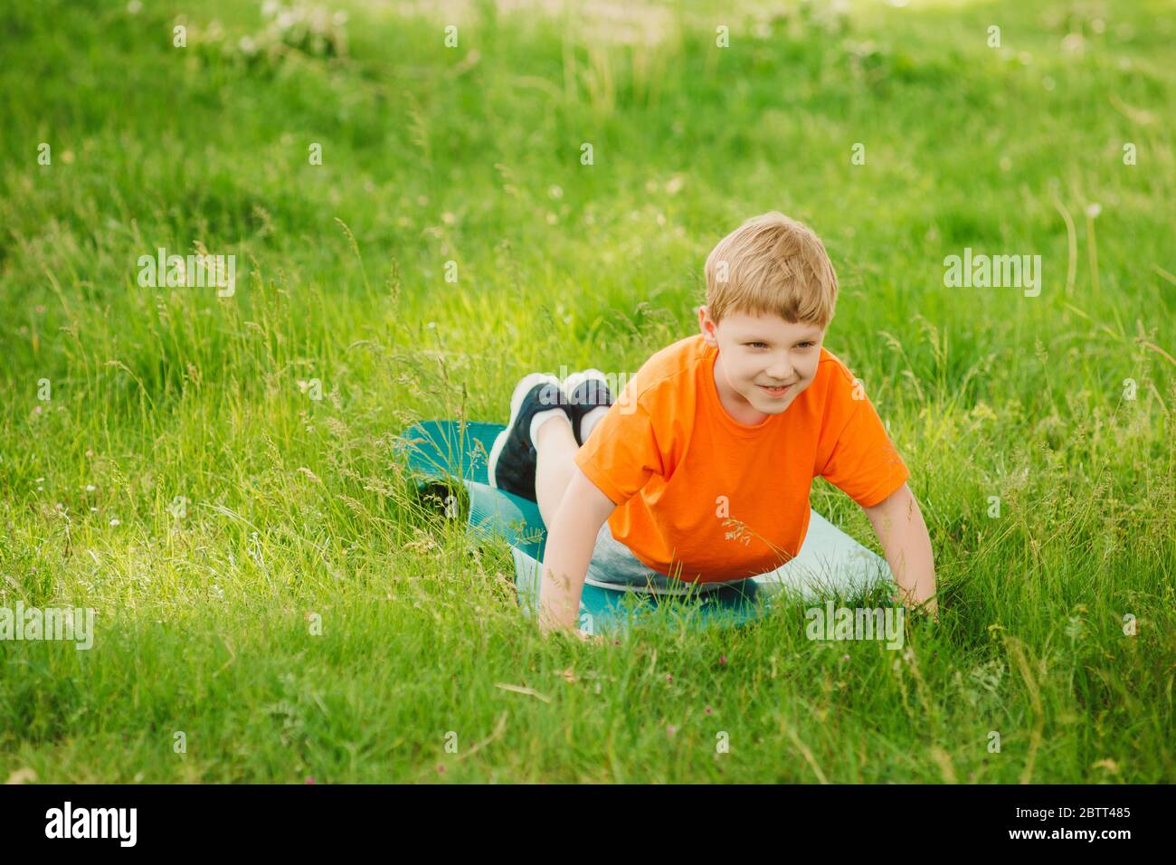 Children yoga outdoors hi-res stock photography and images - Alamy