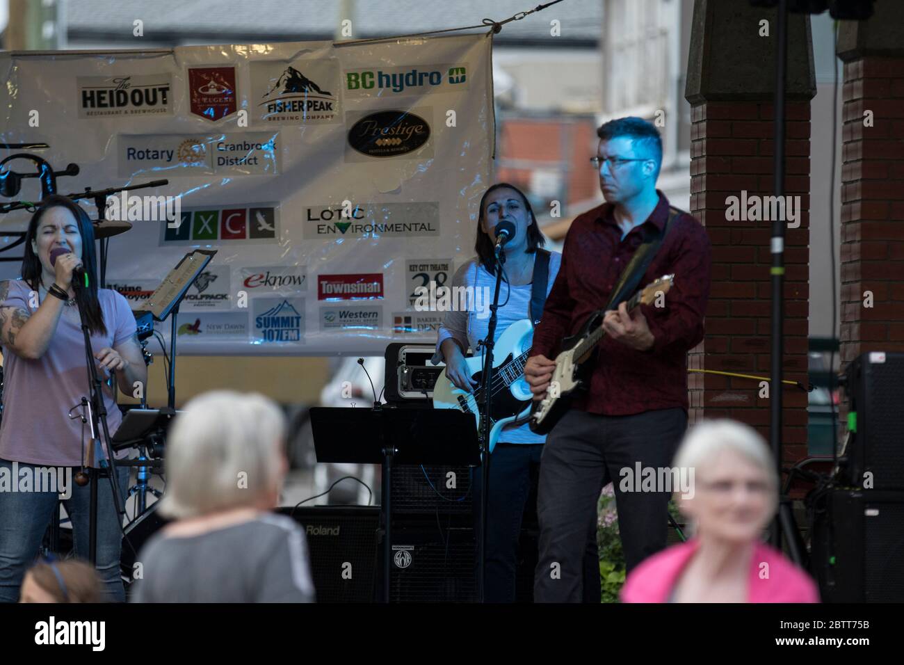 Band stage audience dancing hi-res stock photography and images - Alamy