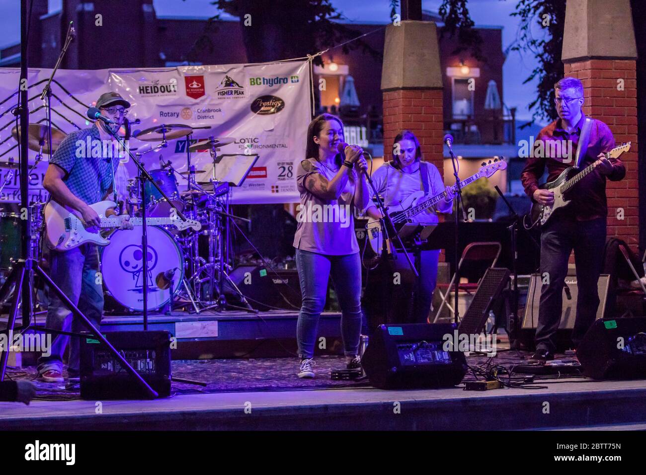 Rock concert audience from stage hi-res stock photography and images ...