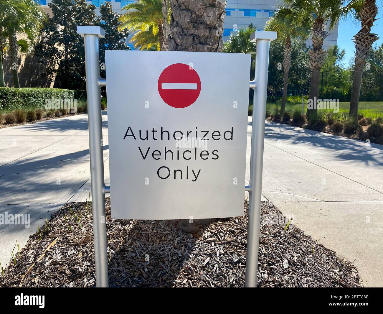 Authorized vehicles only sign hi-res stock photography and images - Alamy