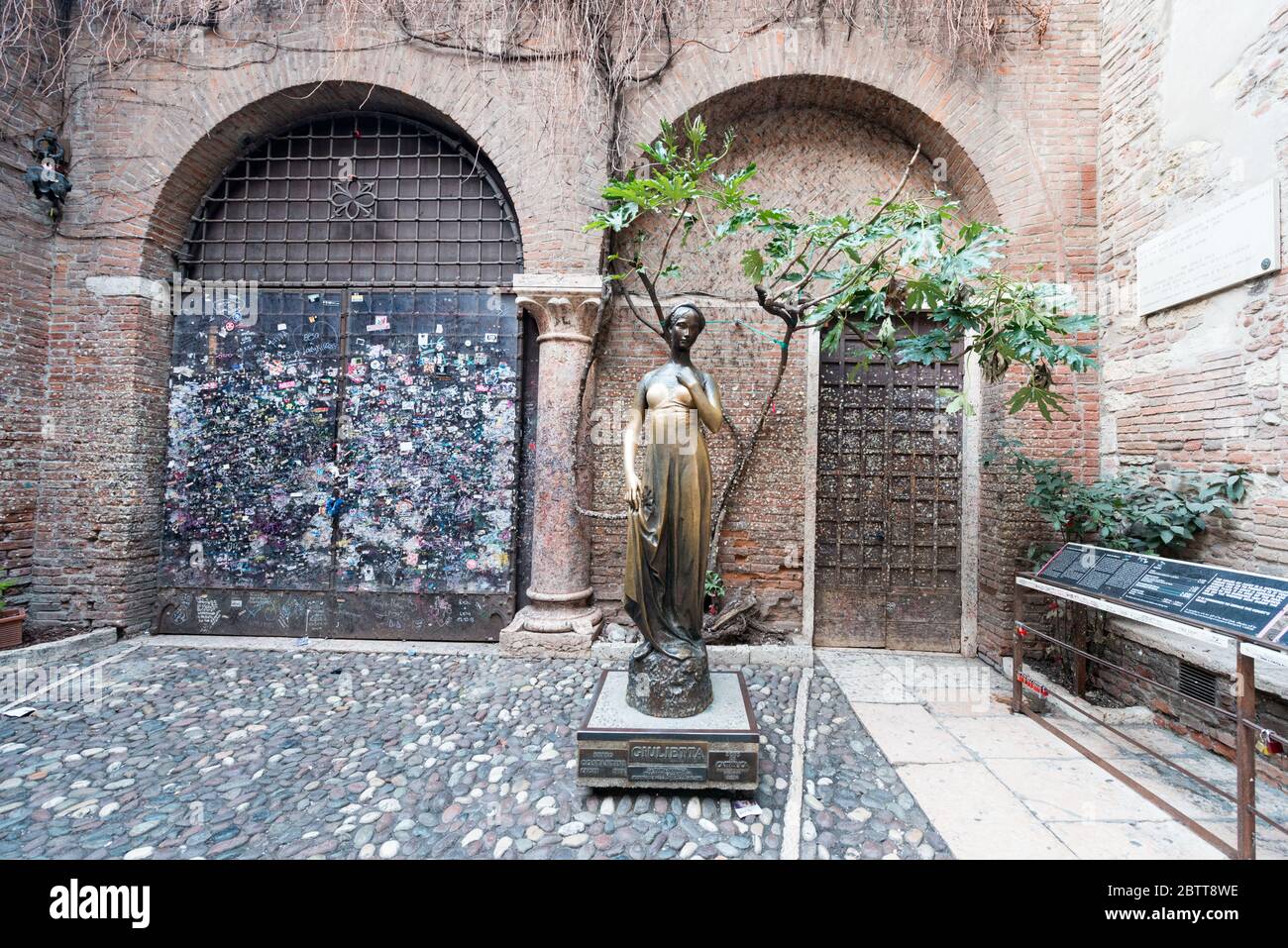 VERONA, ITALY - 14, MARCH, 2018: Horizontal picture of Juliet's bronze ...