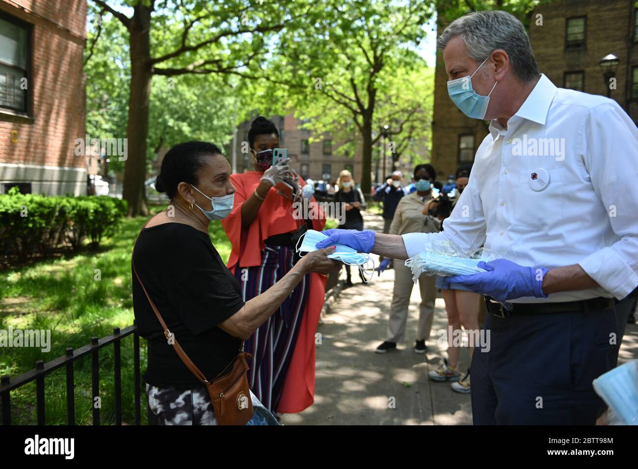 New York mayor Bill de Blasio visits the Queensbridge Houses public ...