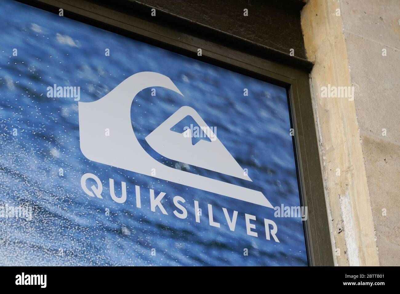 Quicksilver logo on clothing hi-res stock photography and images - Alamy