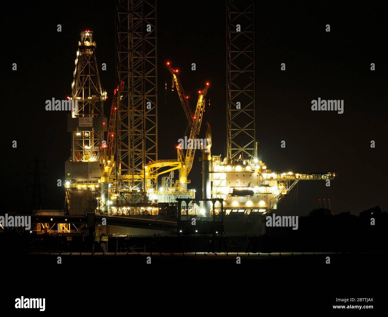 Oil rig uk night hi-res stock photography and images - Alamy