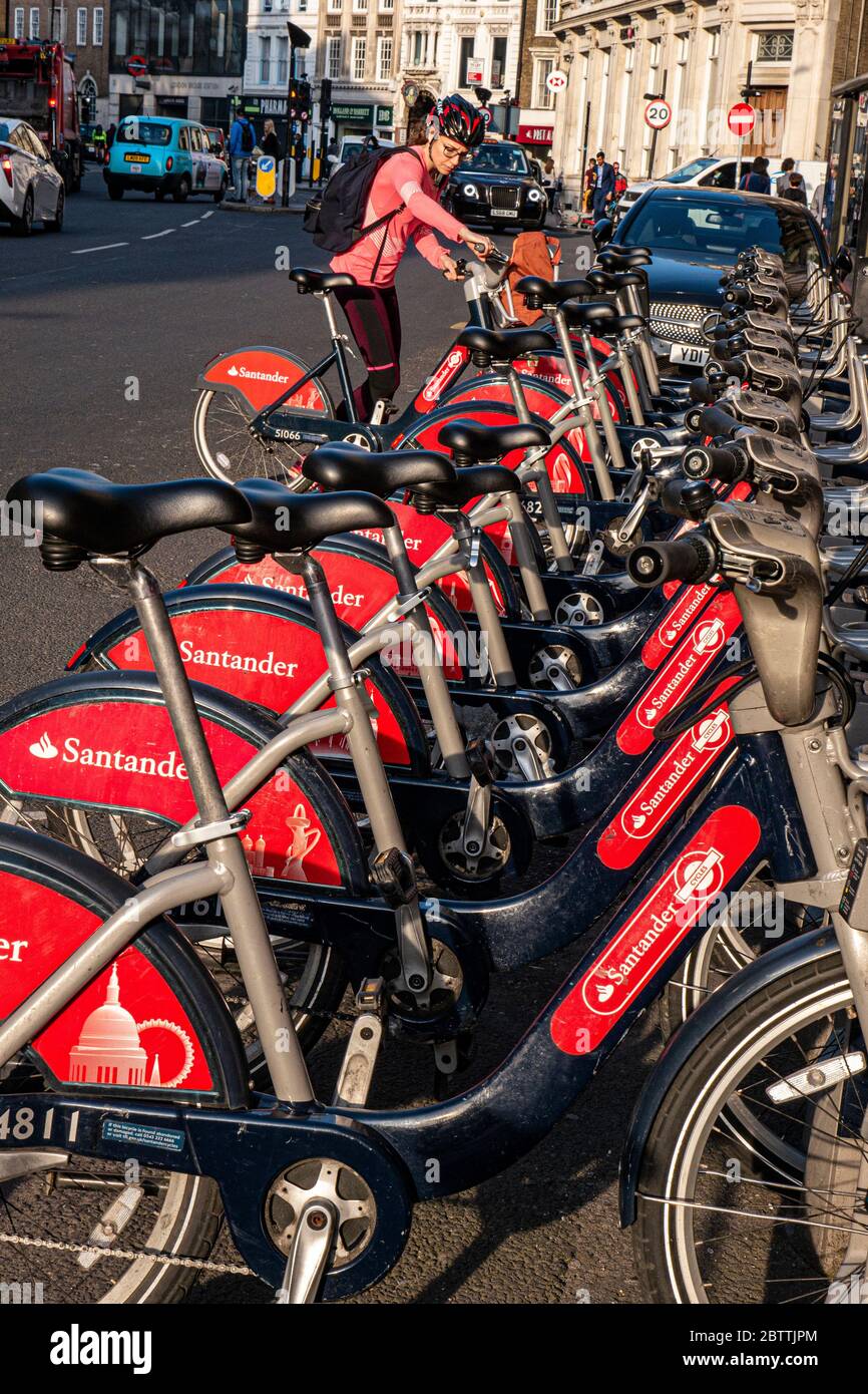 Female commuter renting a bicycle hi-res stock photography and images ...