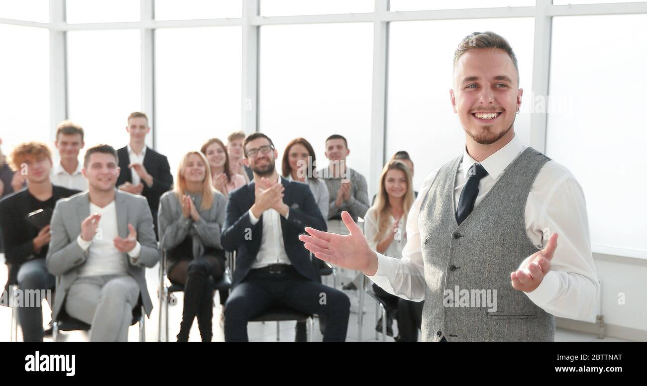 Audience clapping in front hi-res stock photography and images - Alamy