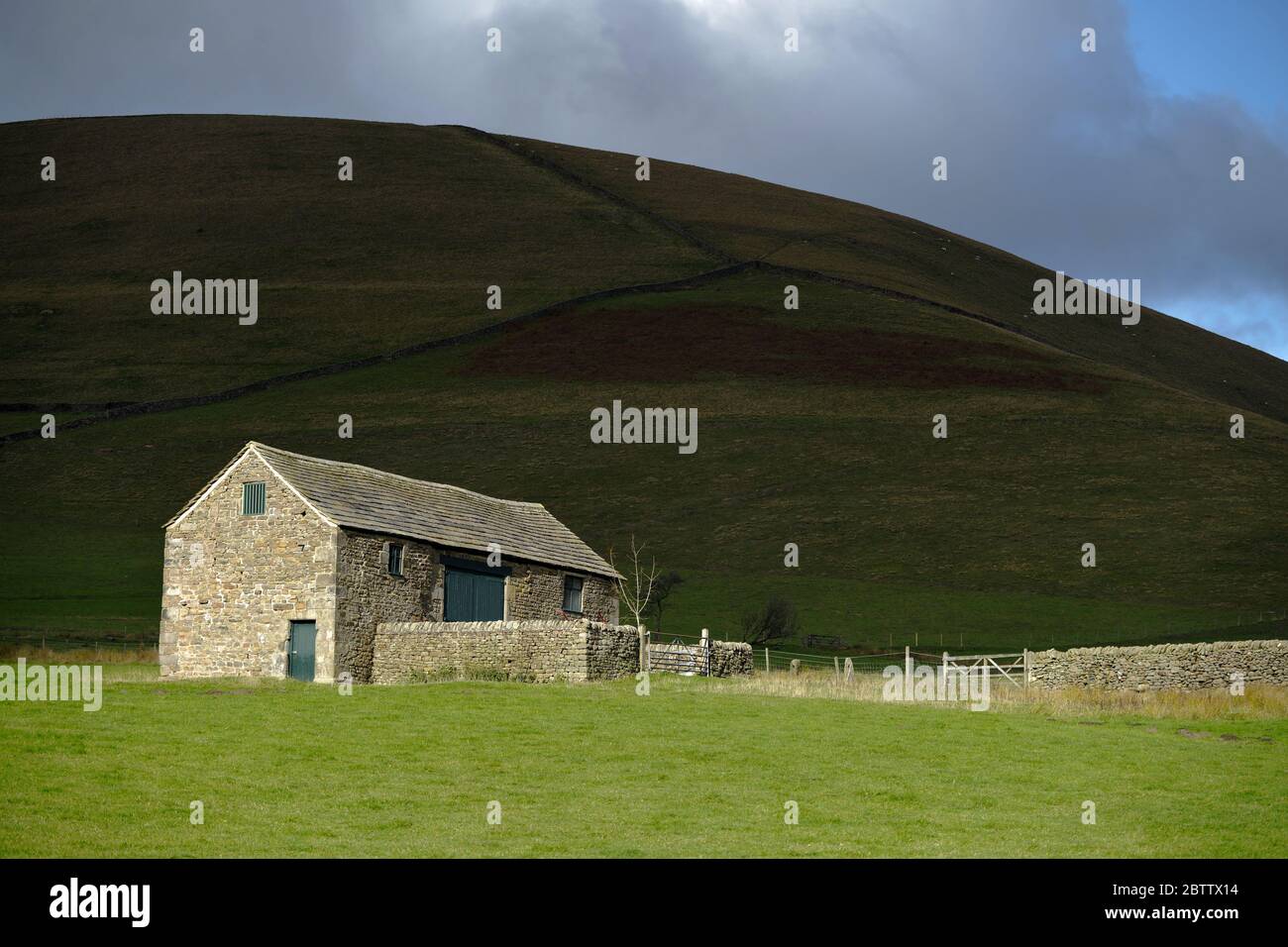 Remote hill farm hi-res stock photography and images - Alamy
