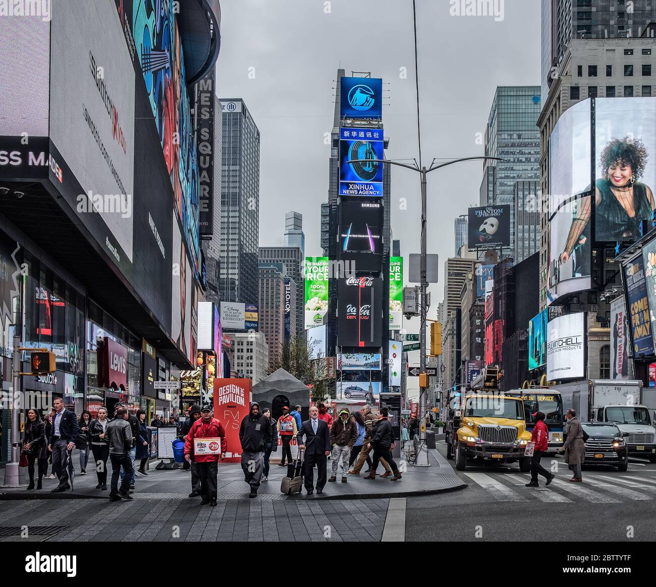 Street artist times square hi-res stock photography and images - Alamy