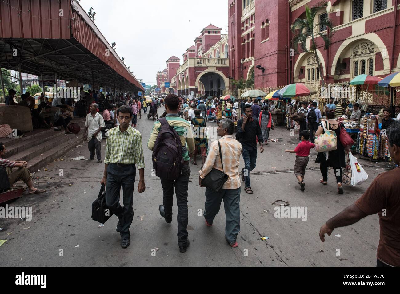 Howrah Junction Train Station, crowded and busy with commuters. Indian ...