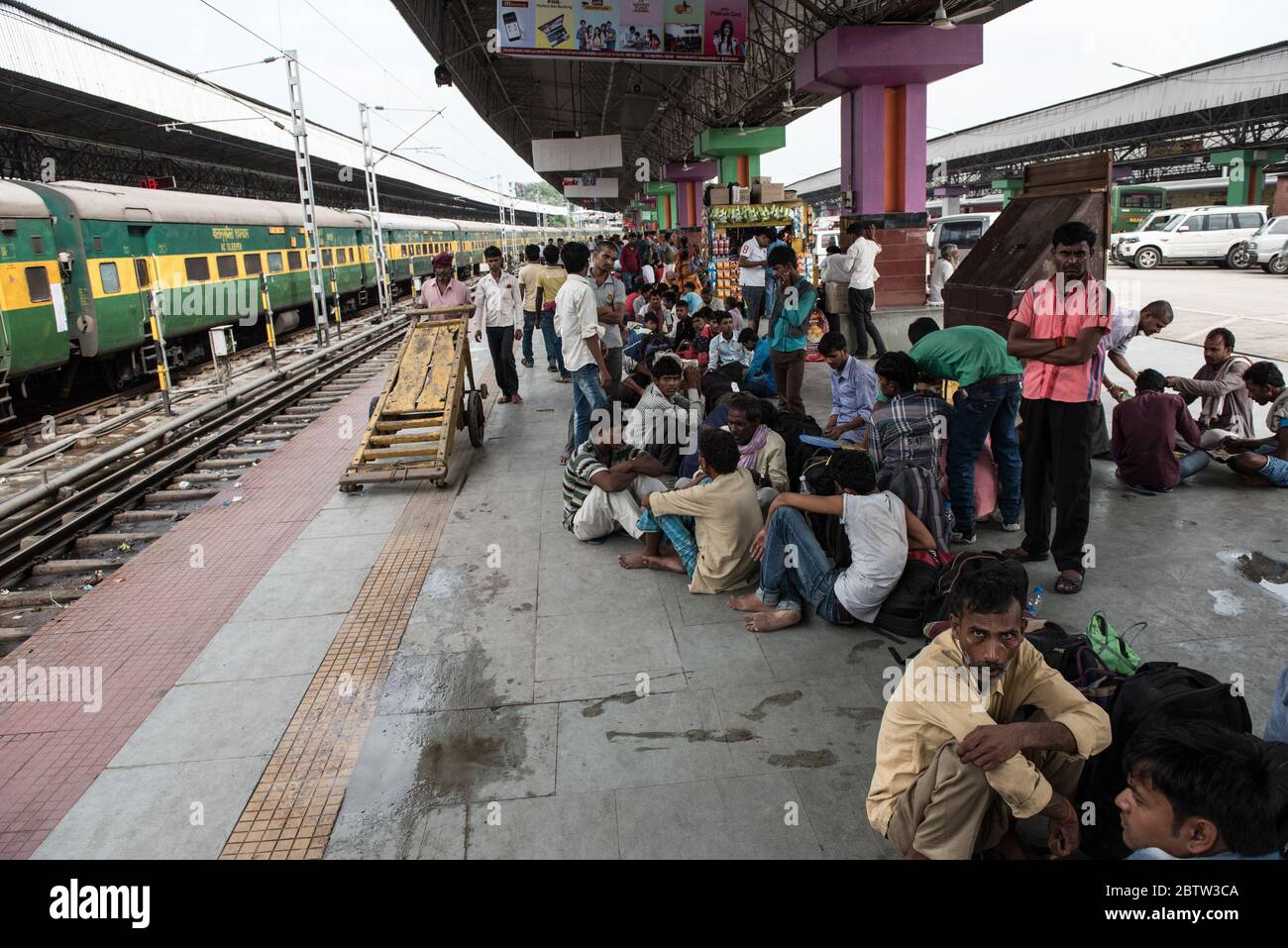 Howrah Junction Train Station, crowded and busy with commuters. Indian ...
