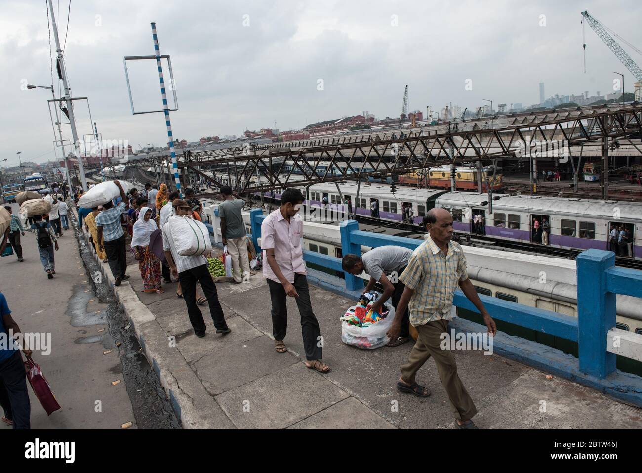 Howrah Junction Train Station, crowded and busy with commuters. Indian ...