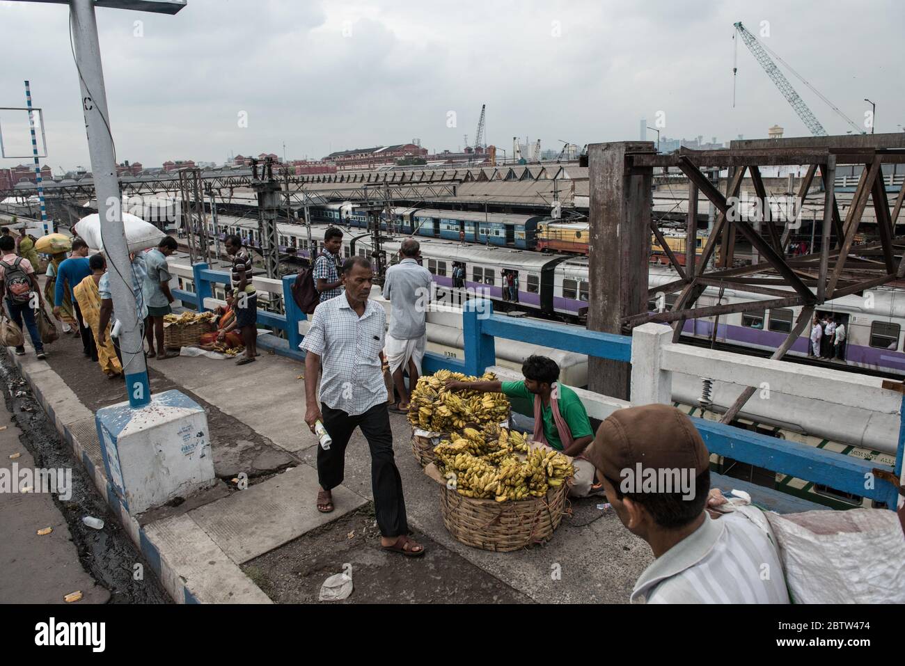 Howrah Junction Train Station, crowded and busy with commuters. Indian ...