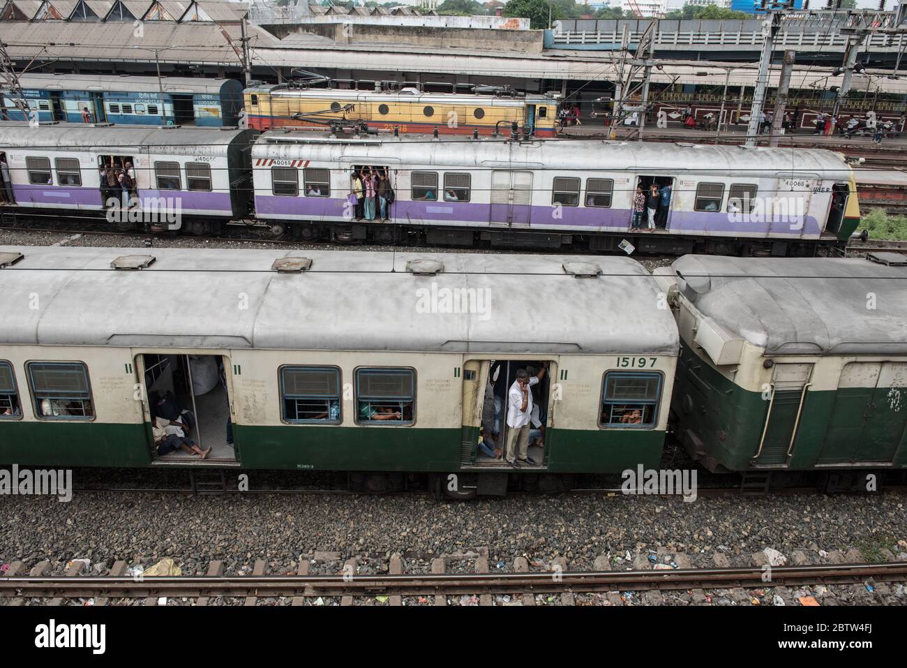 Howrah Junction Train Station, crowded and busy with commuters. Indian ...