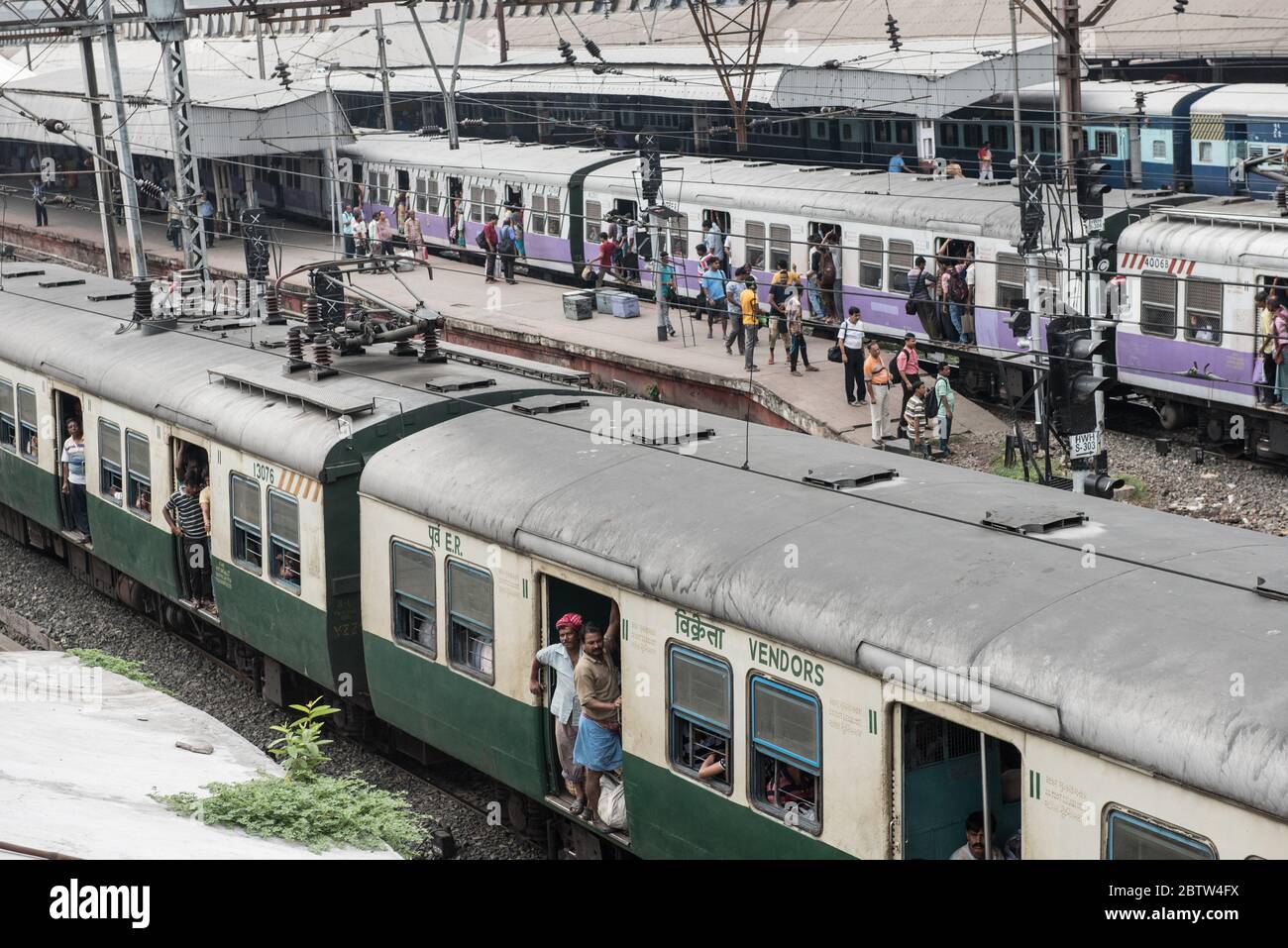 Howrah Junction Train Station, crowded and busy with commuters. Indian ...