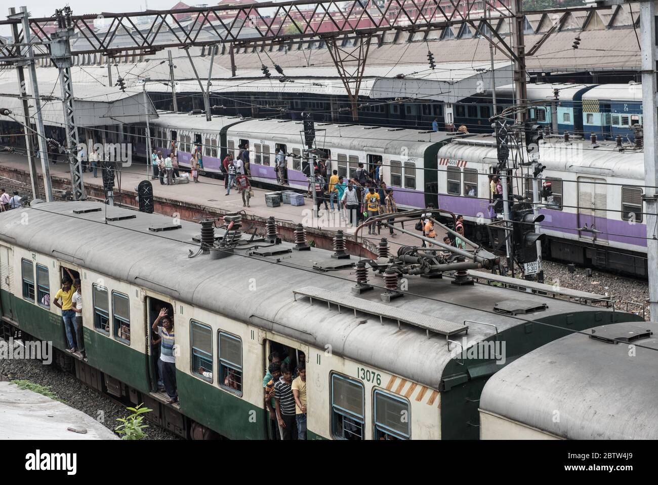 Howrah Junction Train Station, crowded and busy with commuters. Indian ...