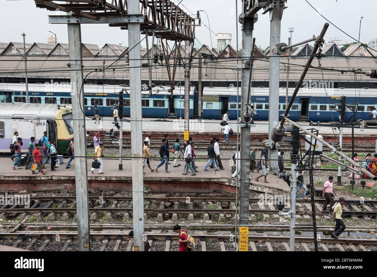 Howrah Junction Train Station, crowded and busy with commuters. Indian ...
