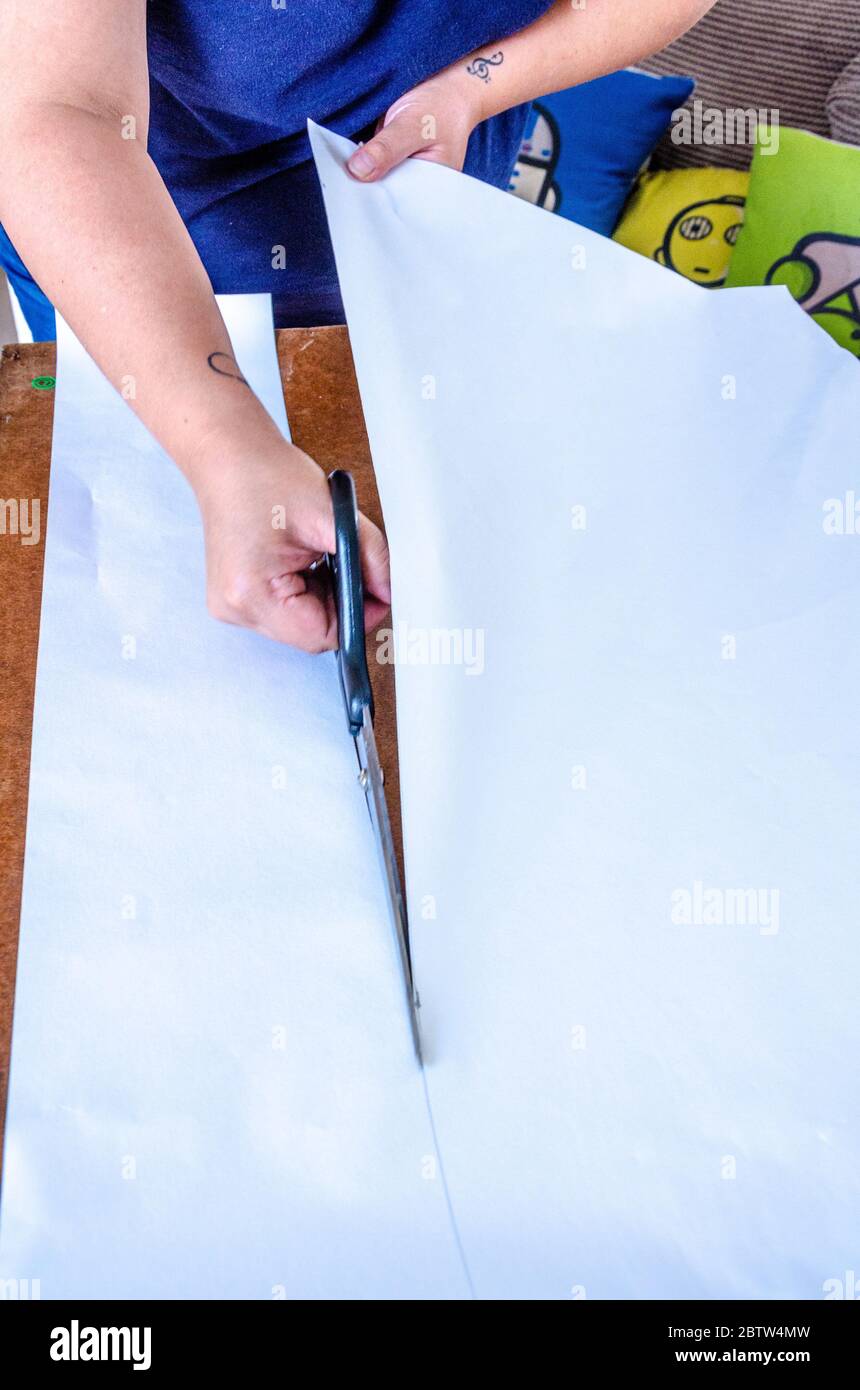 Wallpaper cutting hi-res stock photography and images - Alamy