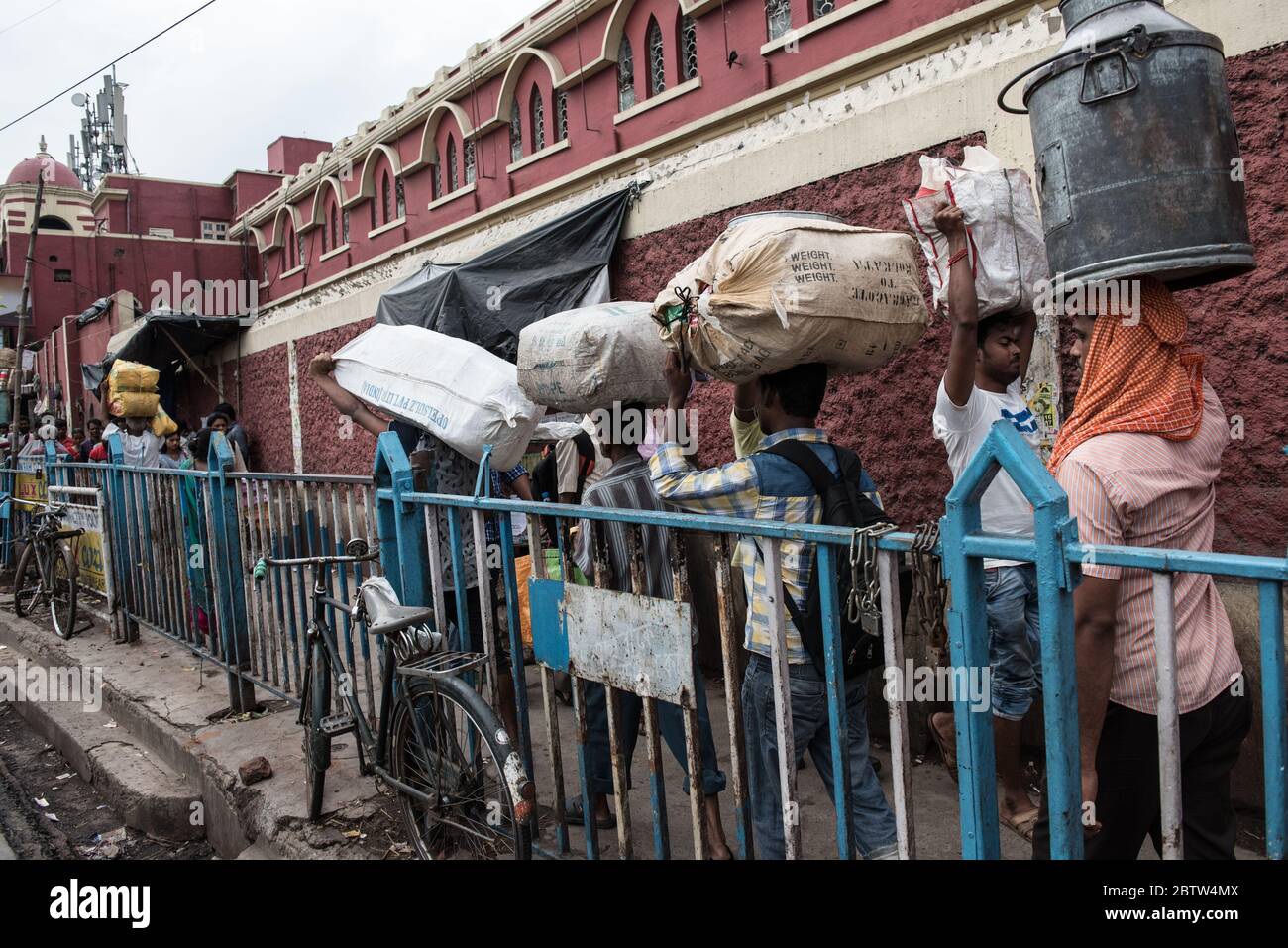 Howrah Junction Train Station, crowded and busy with commuters. Indian ...