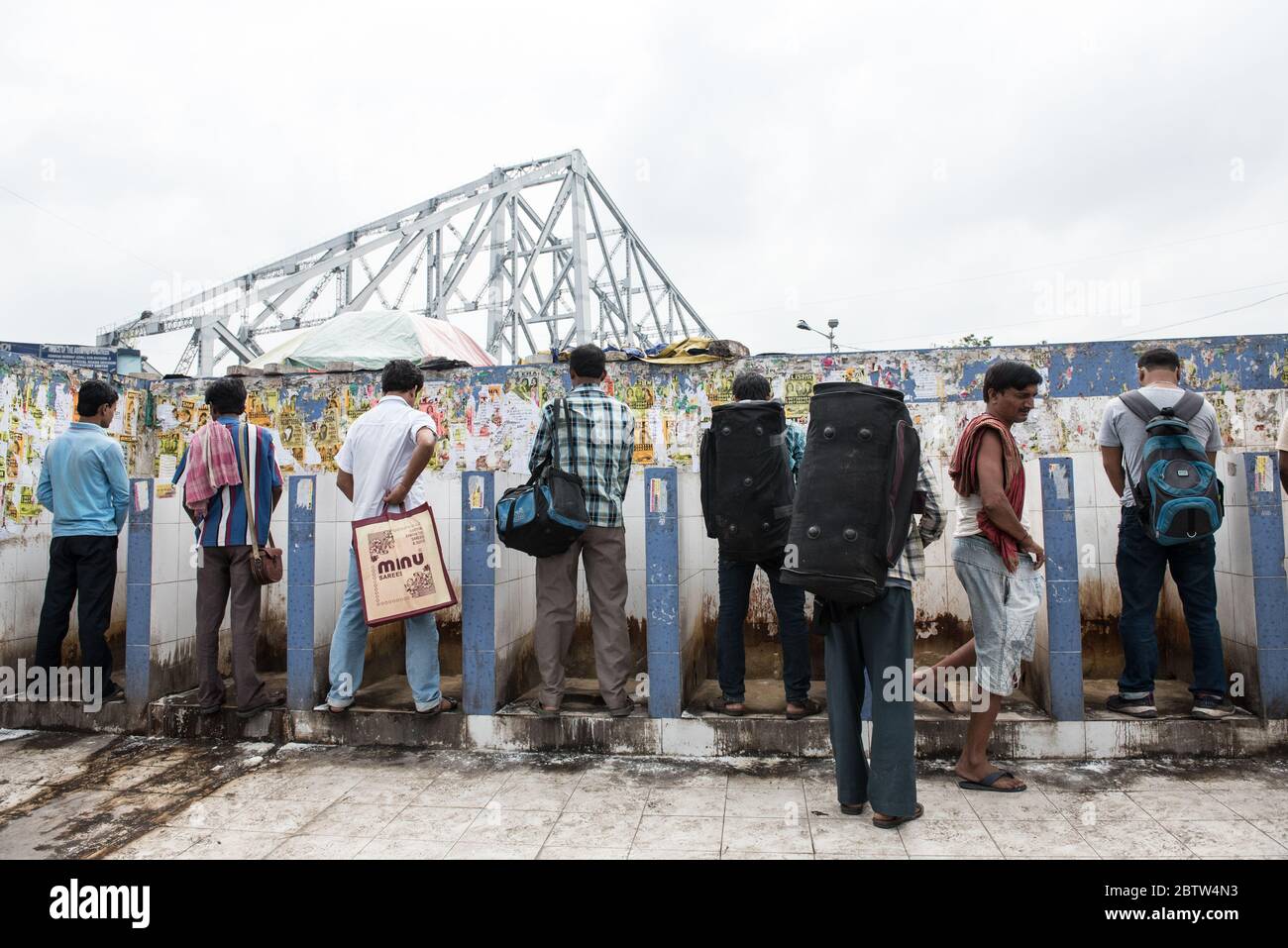 Howrah Junction Train Station, crowded and busy with commuters. Indian ...