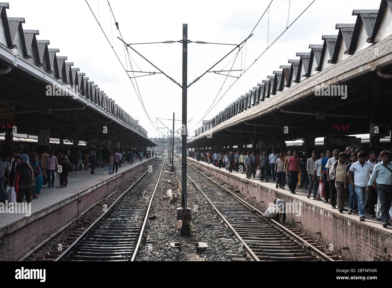 Howrah train station hi-res stock photography and images - Alamy