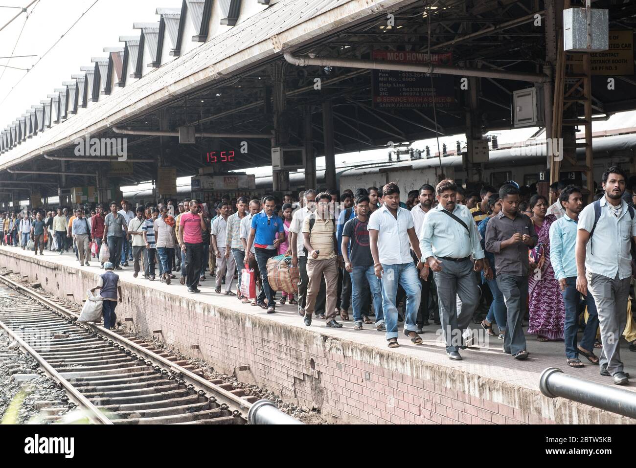Howrah train station hi-res stock photography and images - Alamy