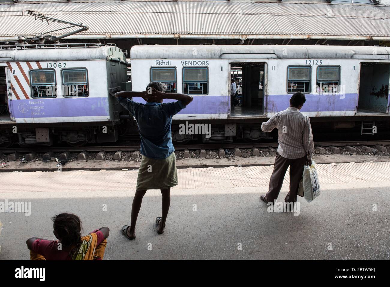 Crowded indian train hi-res stock photography and images - Alamy