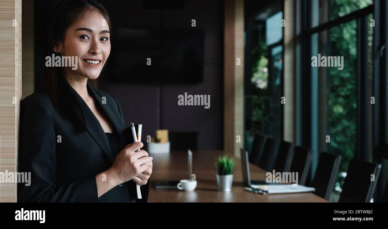 Female ceo boardroom table hi-res stock photography and images - Alamy