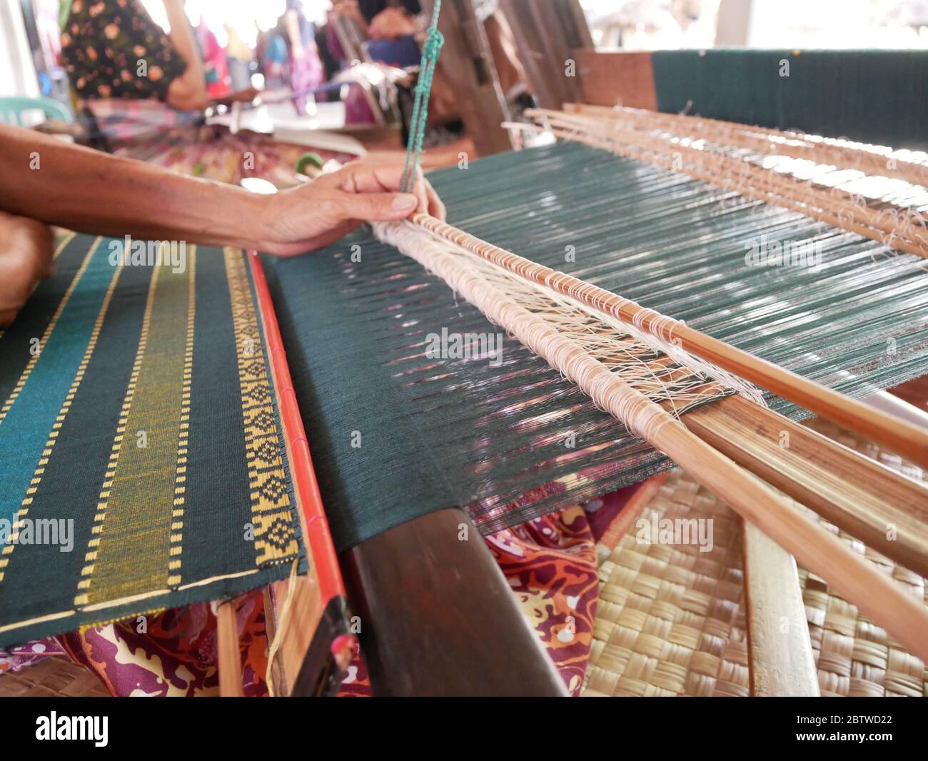 Weaving cloth indigenous hi-res stock photography and images - Alamy