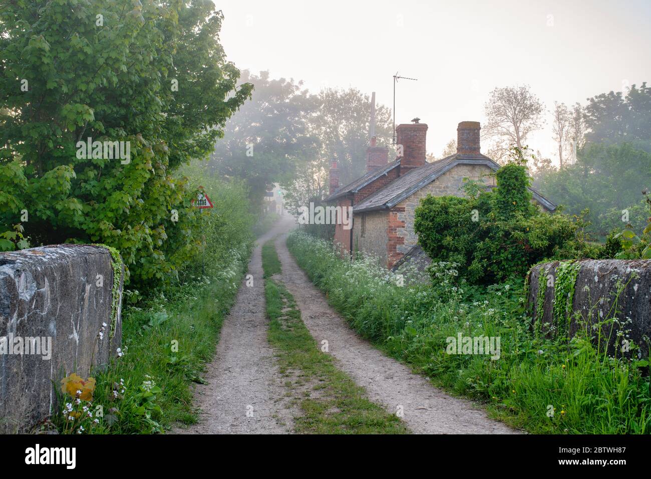 English country lane in spring hi-res stock photography and images - Alamy