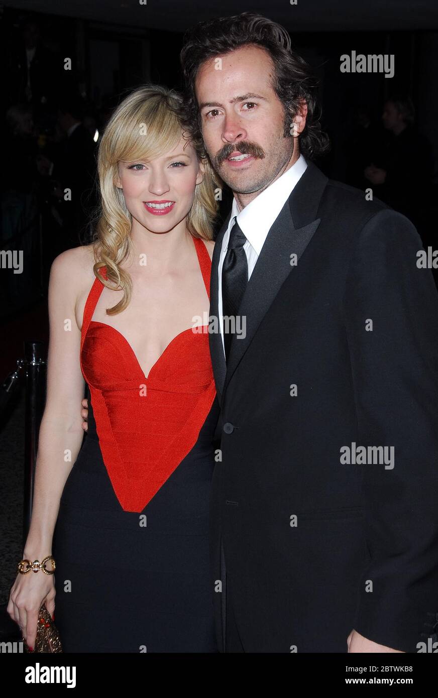 Jason lee and wife beth riesgraf hi-res stock photography and images ...
