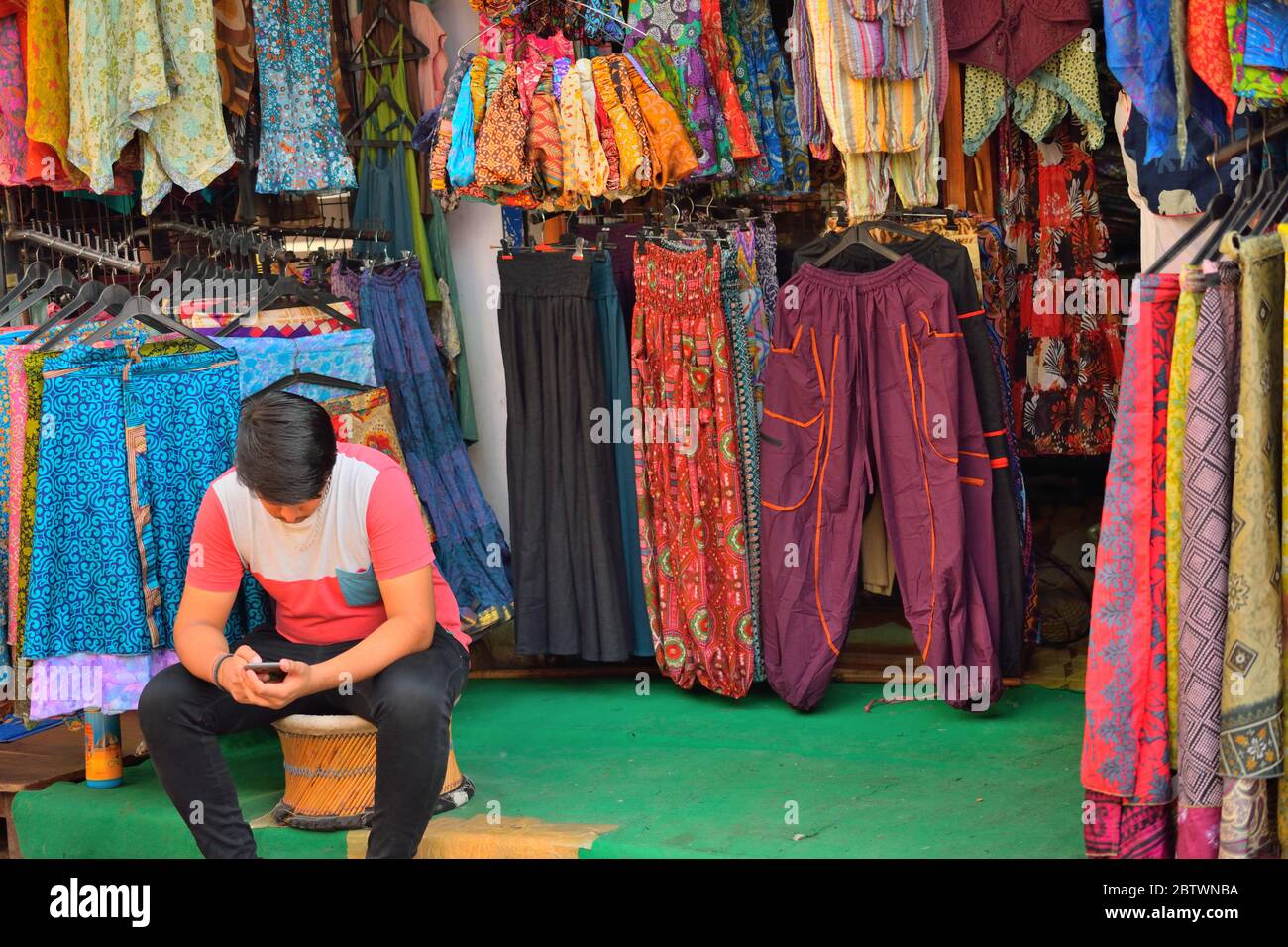 Indian clothing dress store shop hi-res stock photography and images ...