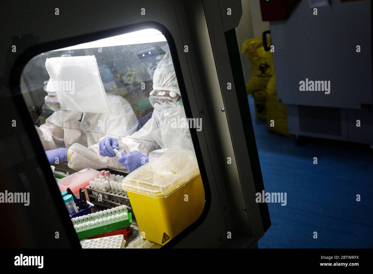 Biosafety level 3 laboratory hi-res stock photography and images - Alamy