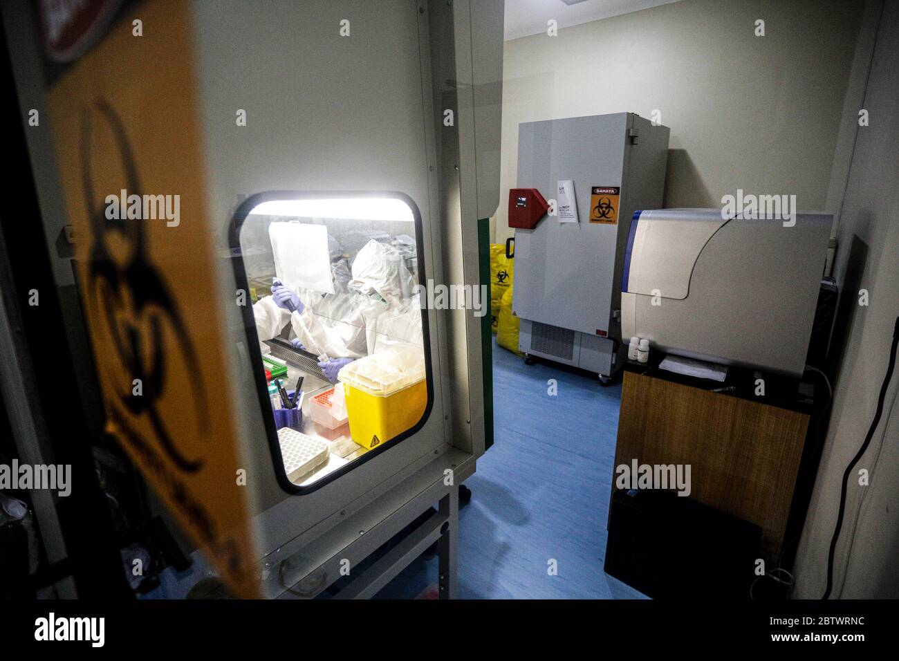 Bsl 4 suit hi-res stock photography and images - Alamy