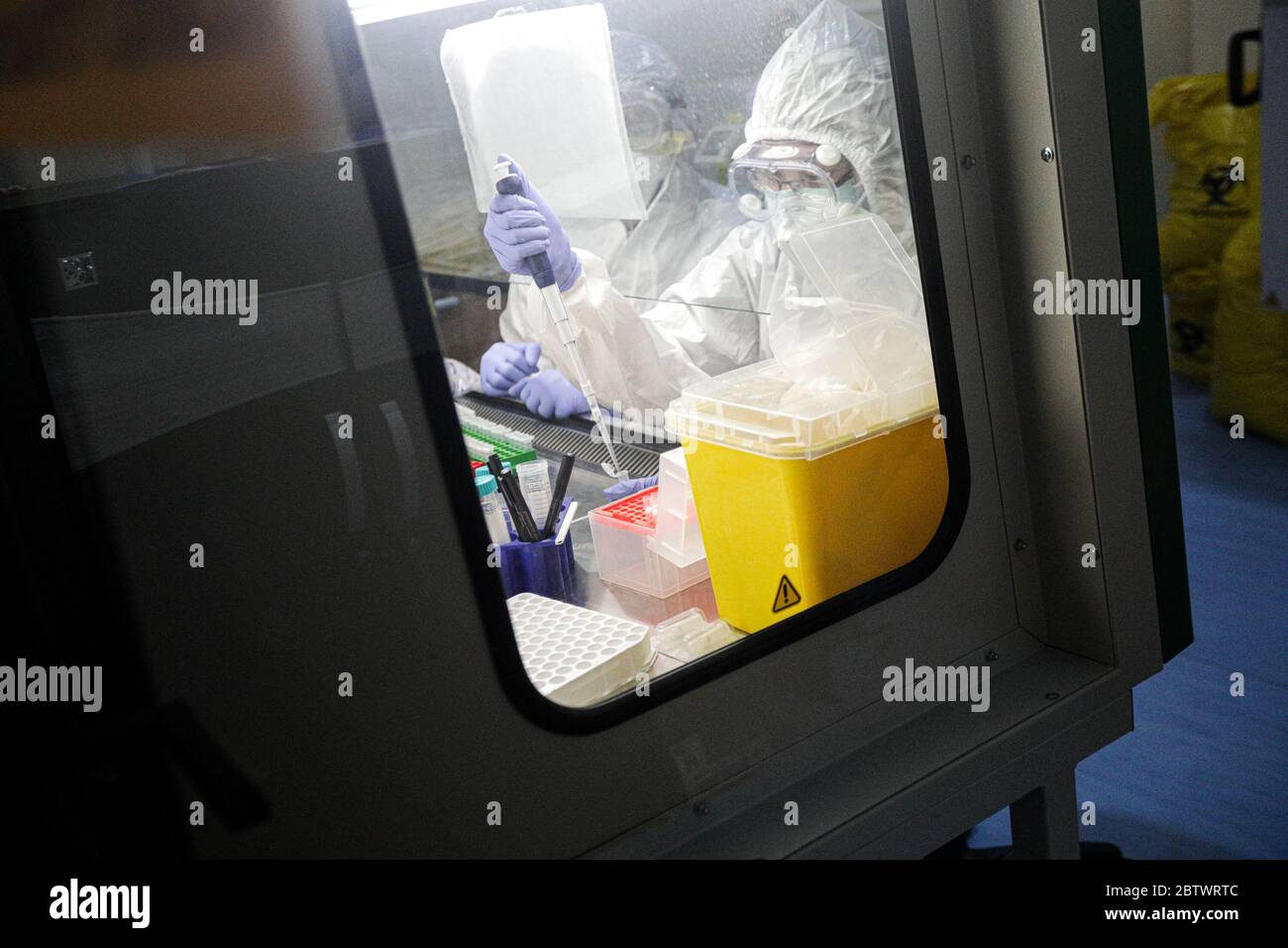 Biosafety level 2 laboratory hi-res stock photography and images - Alamy