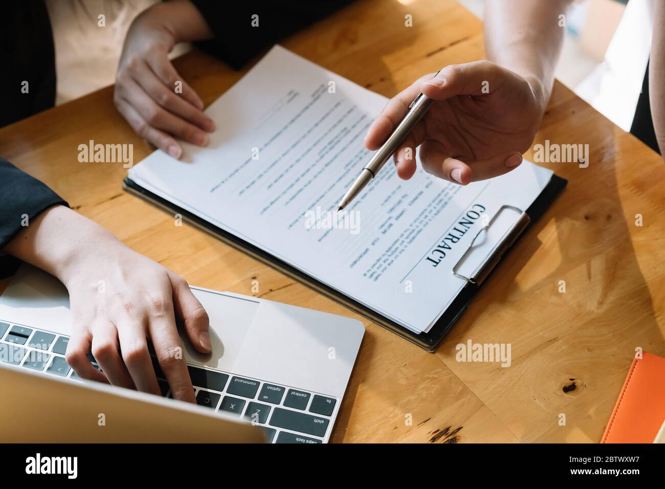 Business people signing a contract for business Stock Photo - Alamy