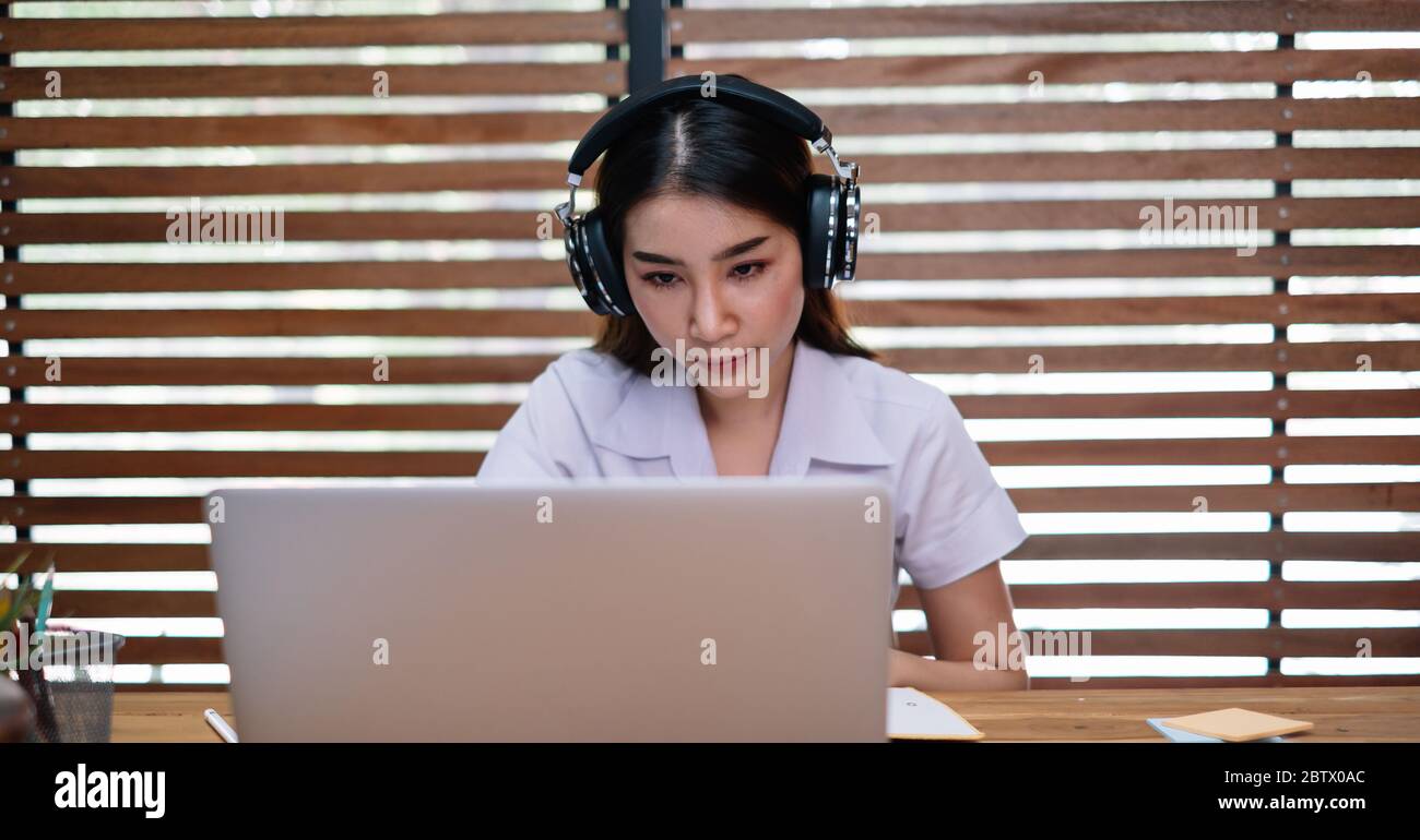Female with laptop hi-res stock photography and images - Alamy