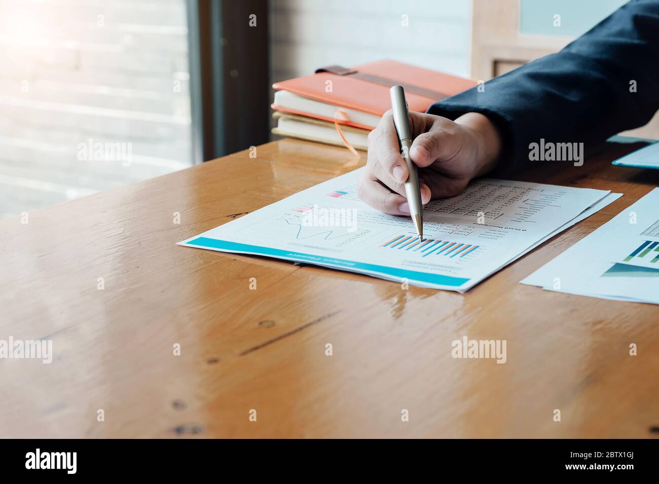 Balance sheet computer screen hi-res stock photography and images - Alamy