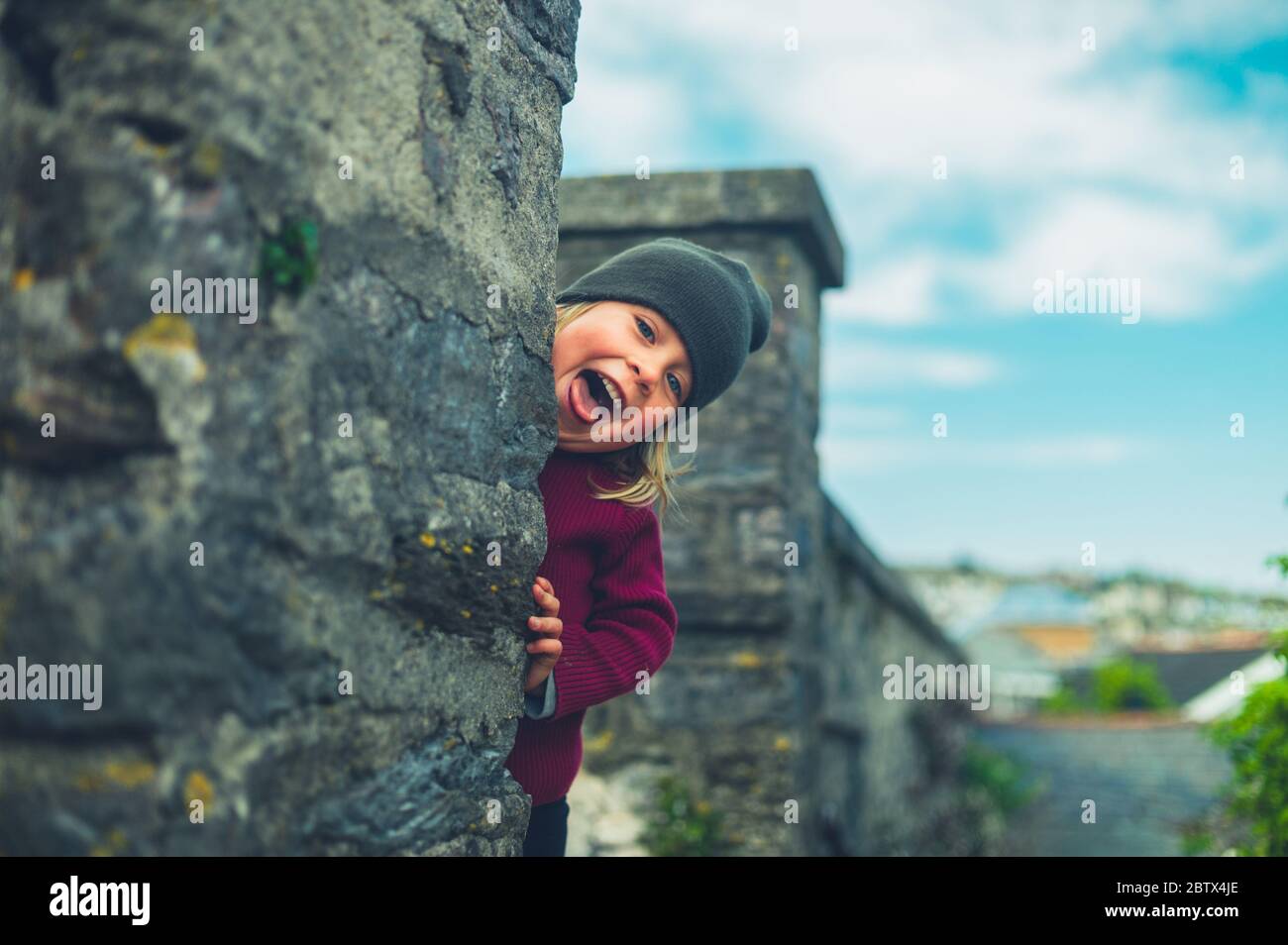 Peeping from wall hi-res stock photography and images - Alamy