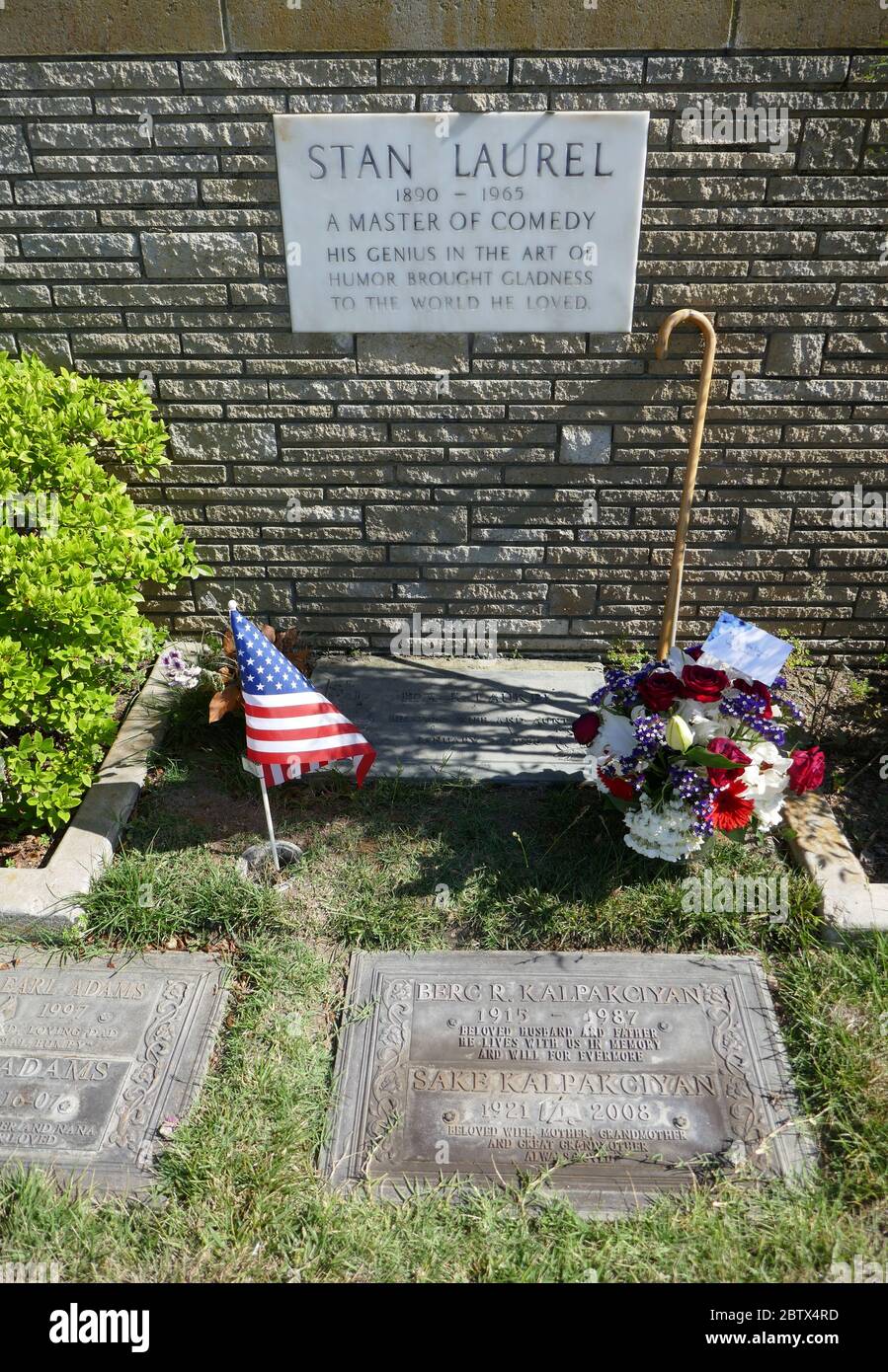 Stan laurel grave hi-res stock photography and images - Alamy