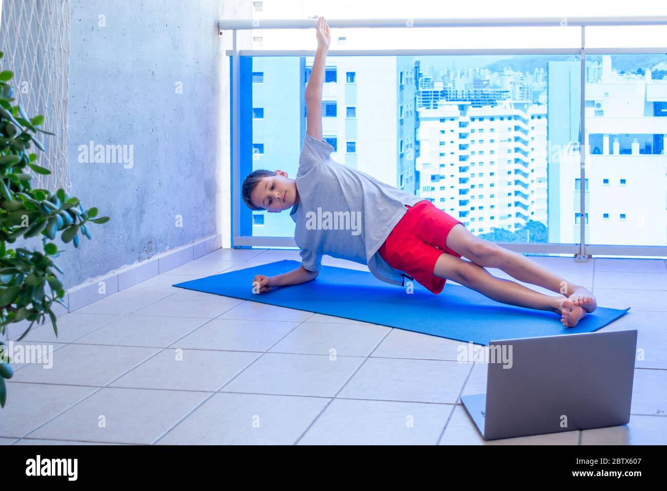 Side plank pose boy hi-res stock photography and images - Alamy